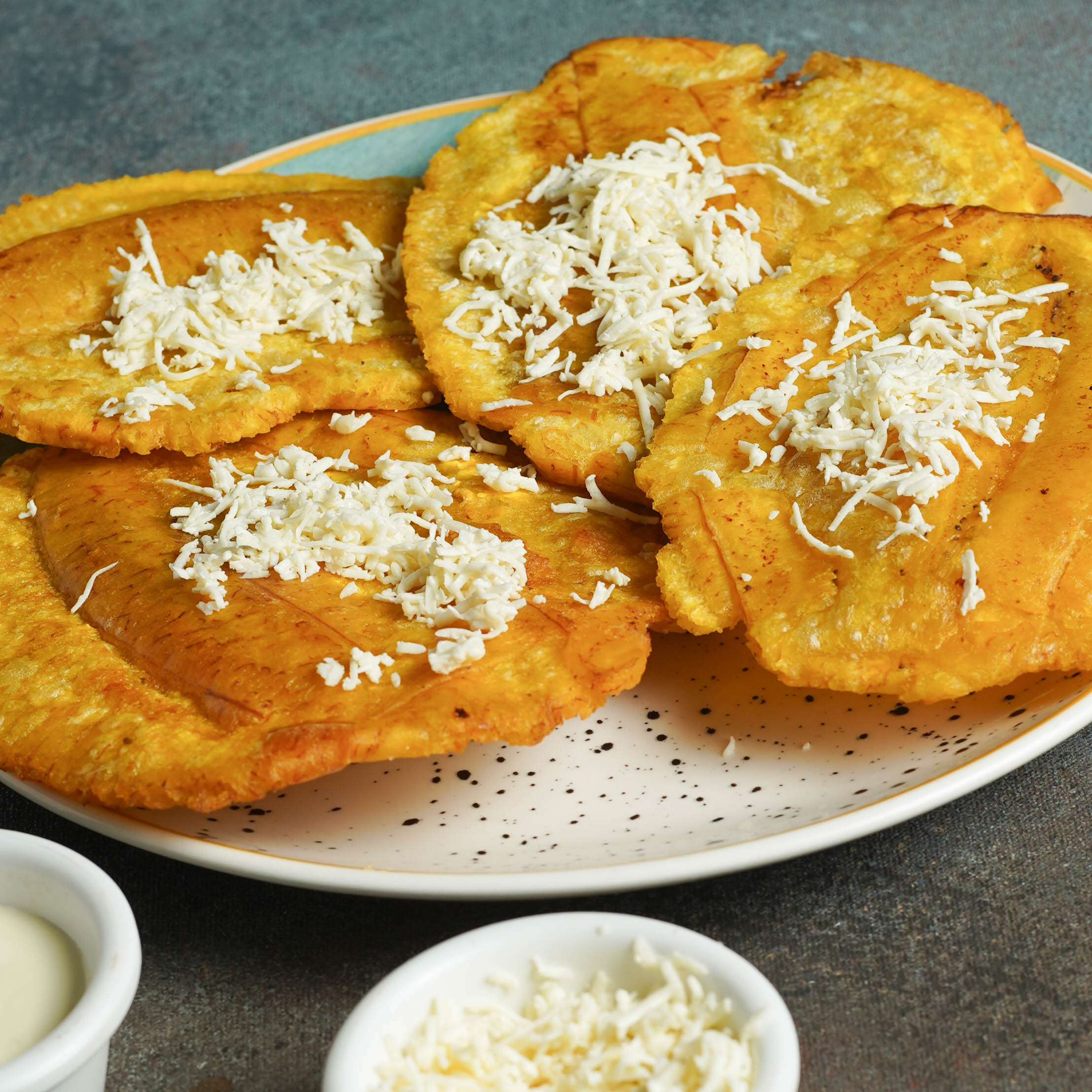 Patacones con Queso y Suero